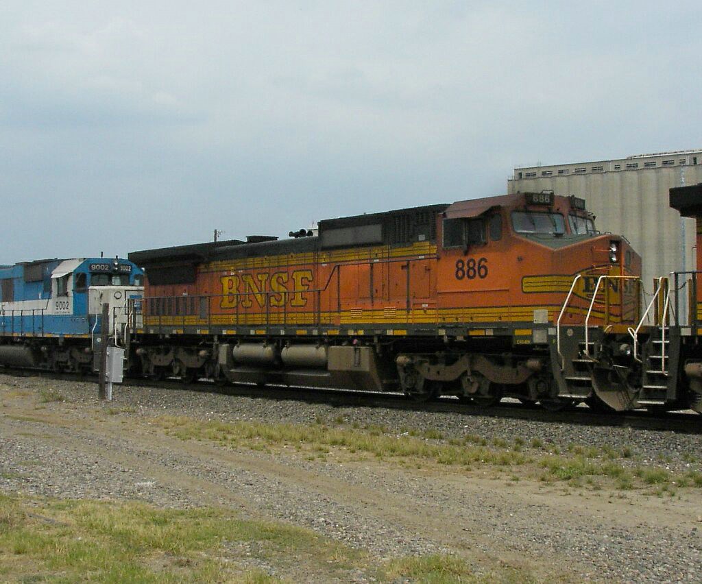 BNSF 886 & EMDX 9002